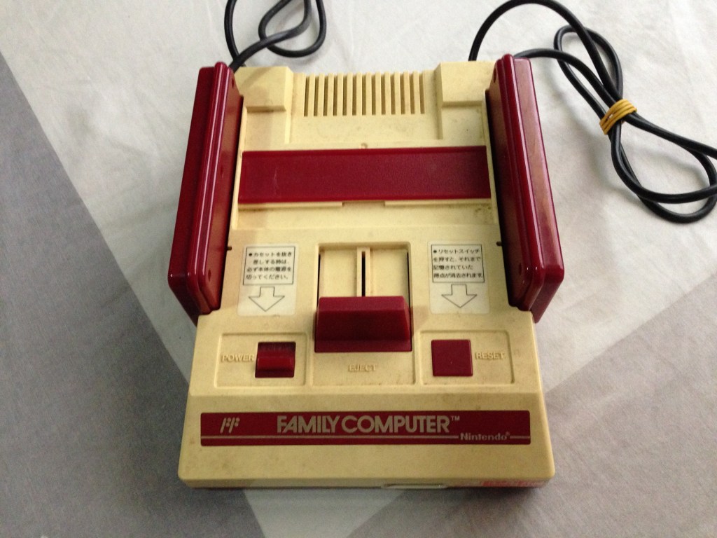 Restoring a yellowed Famicom console – Nintendo Sega Japan!